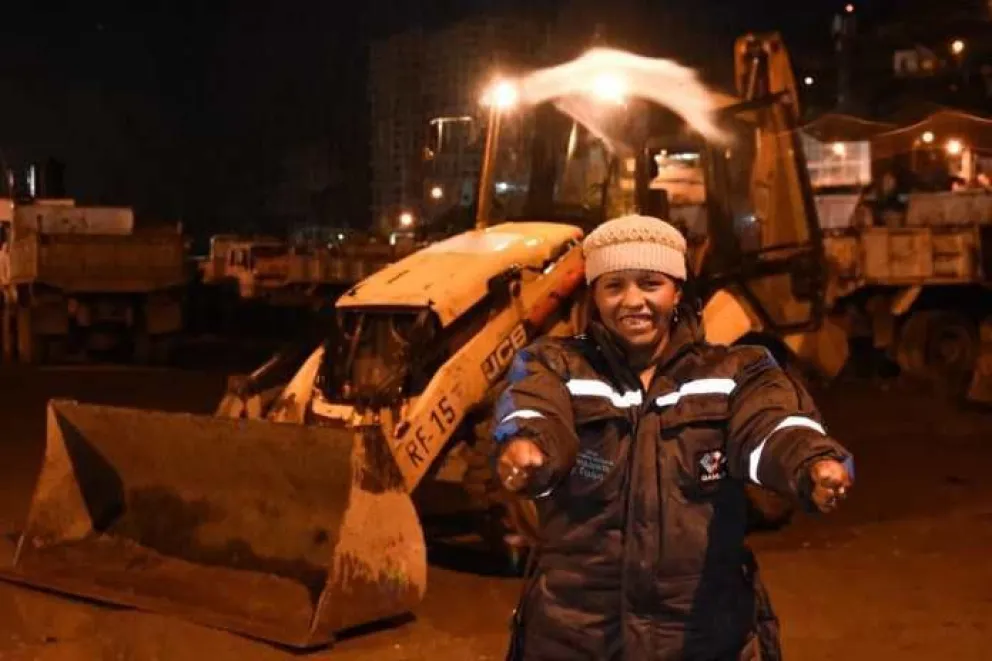 La historia de Claudia, la única operadora de maquinaria pesada en la ...