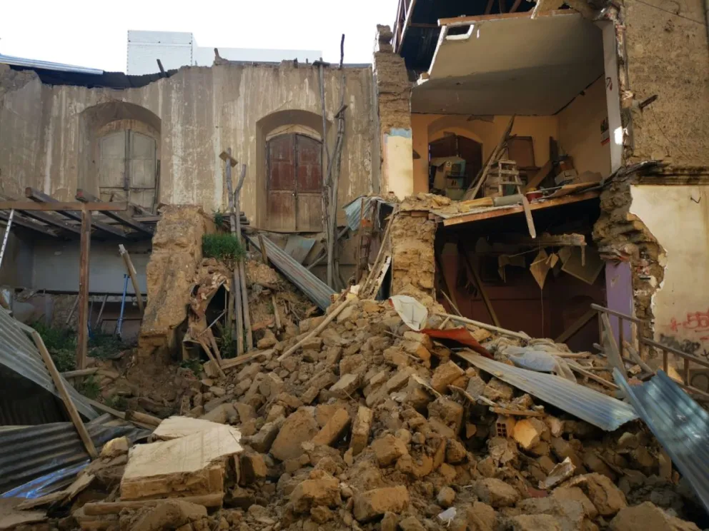 Se desploma el muro de una vivienda centenaria en la céntrica calle ...