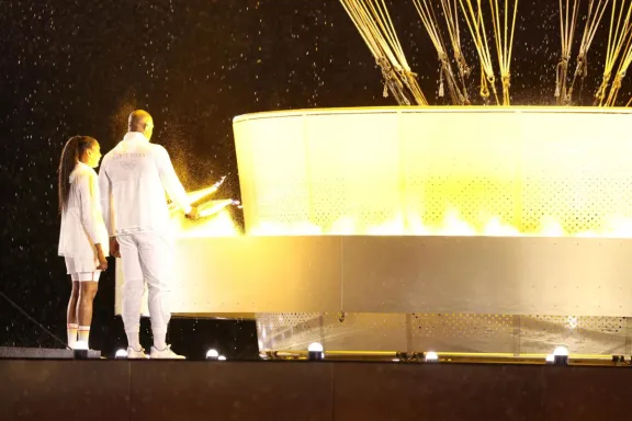 El pebetero olímpico es encendido y Macron da por inaugurados los JJOO ...