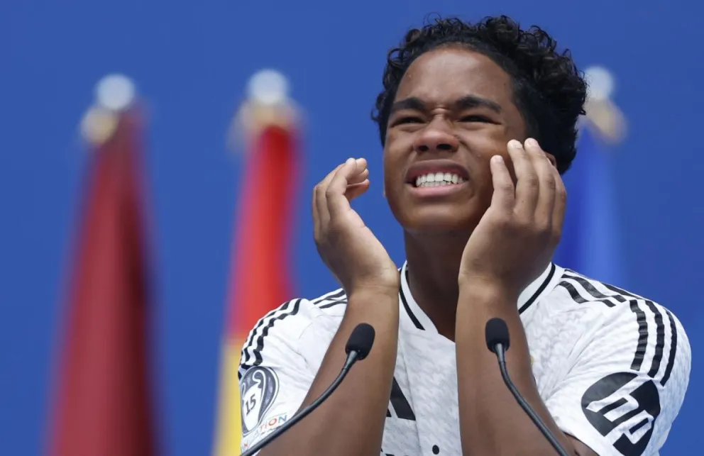 El joven Endrick llora en su presentación como jugador del Real Madrid ...