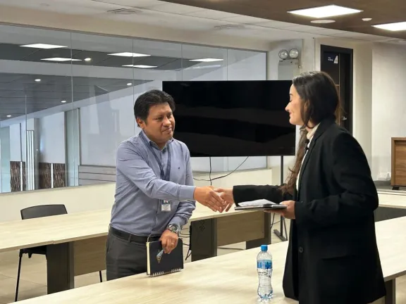 Nayar se presenta en oficinas de YPFB y exige información sobre la certificación de reservas ...