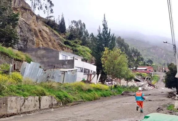 Vecinos desalojan sus viviendas en la zona de Codavisa de La Paz ante caída de material de talud ...