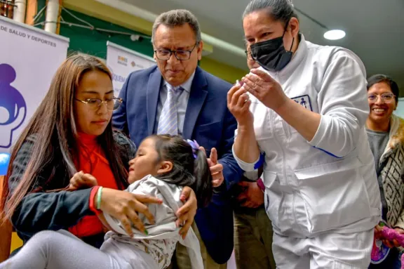 Alerta con los síntomas del coqueluche, como la tos severa y problemas ...