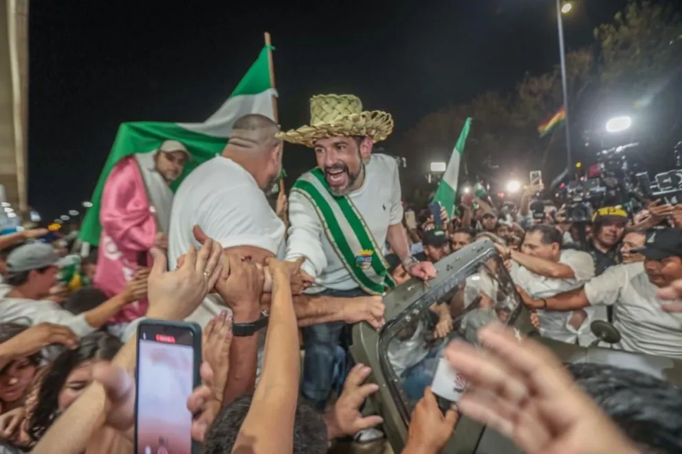 Arropado por una multitud en Santa Cruz, Camacho declara la muerte del ...