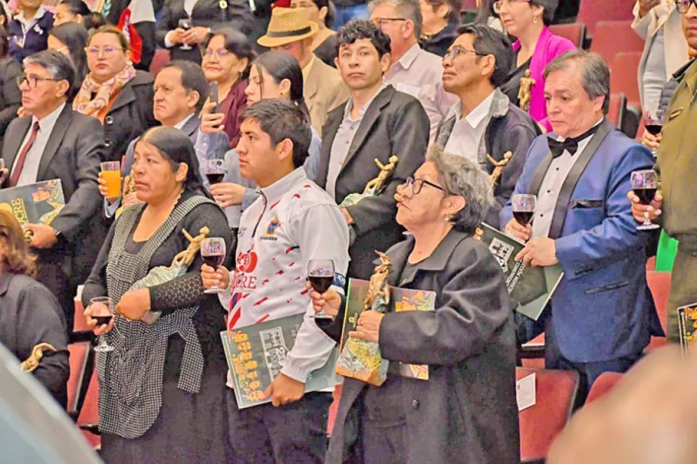 Sucre conmemora 497 años de fundación con desfiles en la Plaza 25 de ...