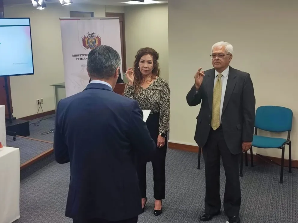 Ministro de Economía posesiona al viceministro de Pensiones y Servicios ...