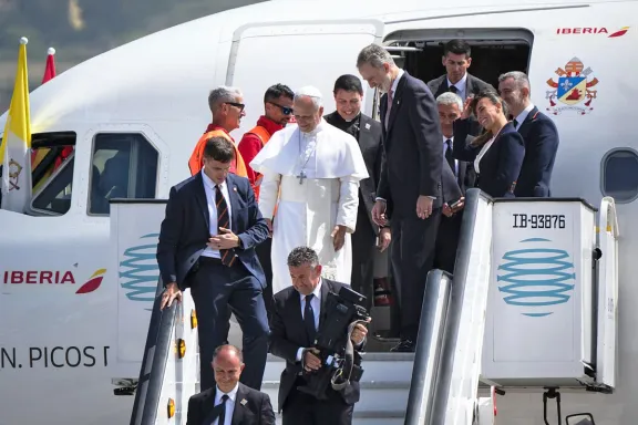 Una incidencia técnica retrasa la salida del avión del papa del ...