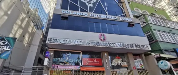 Lanzan tomates a dirigentes de la COB; representante dice que ampliado ...
